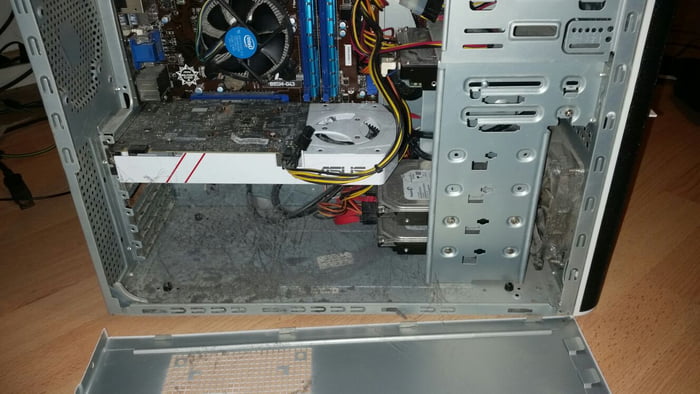 Spider lived behind my computer for some days (sry for bad quality) - 9GAG