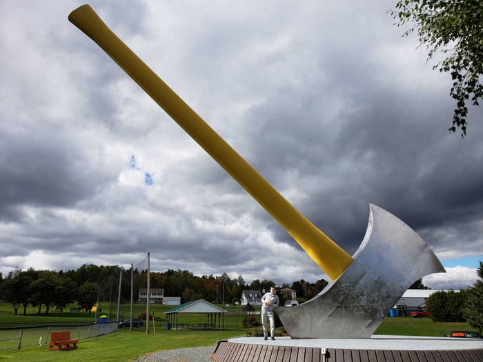 World's largest axe. - 9GAG