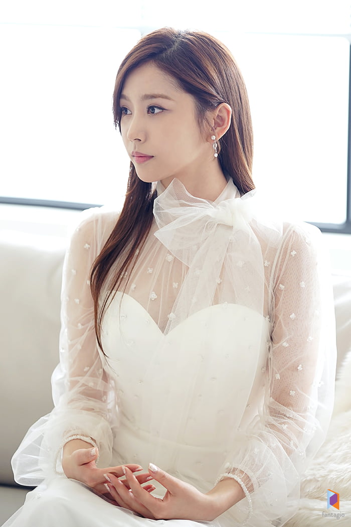 Lee Hwa Kyum (Formerly Yooyoung of Hello Venus) - 9GAG