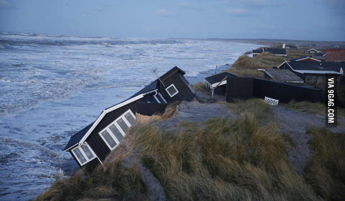 House falls into ocean after a storm last night - 9GAG