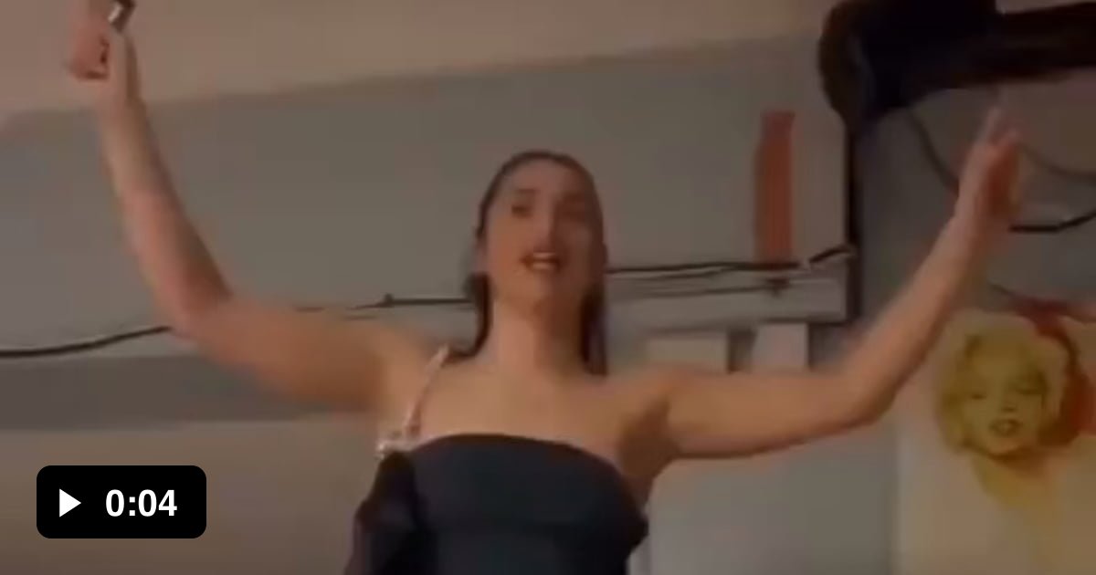 Went from bangable to bang table real quick. - 9GAG