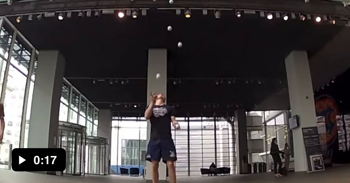 Alex Barron juggling 9 balls at once. - 9GAG