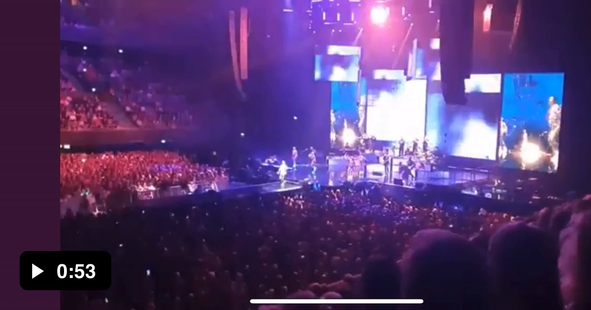 Never take a pee during a Robbie Williams concert. - 9GAG