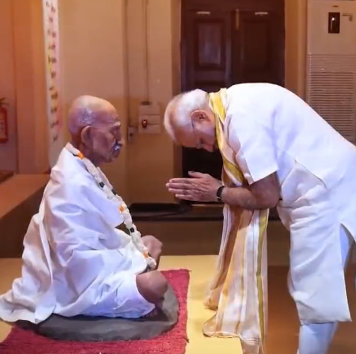 Poore desh se गाँधी ko saal bhar gali dilwane ke bad dank modi ji.. - 9GAG