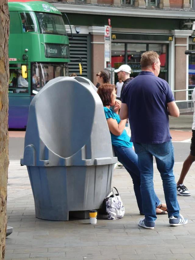 Nice day in London... (Sitting on a Public Urinal) - 9GAG