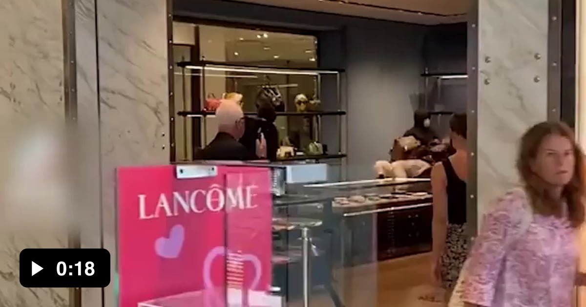 This is what the robbery of a Gucci store in Los Angeles looks like. - 9GAG