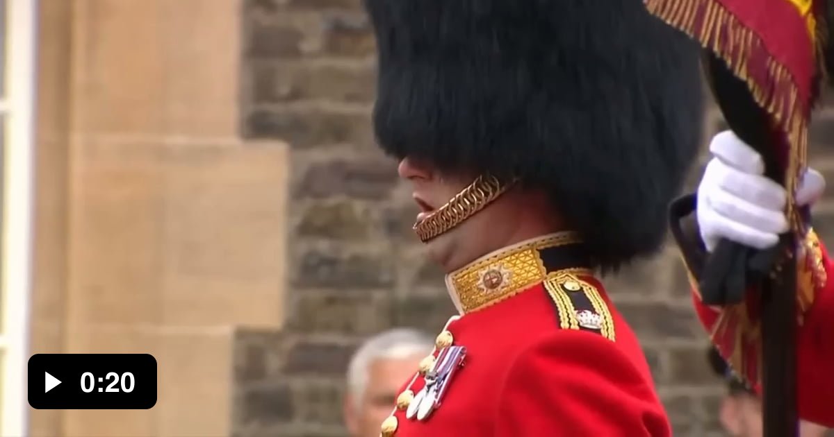 Have you ever seen the Royal Guards take off their hats? - 9GAG