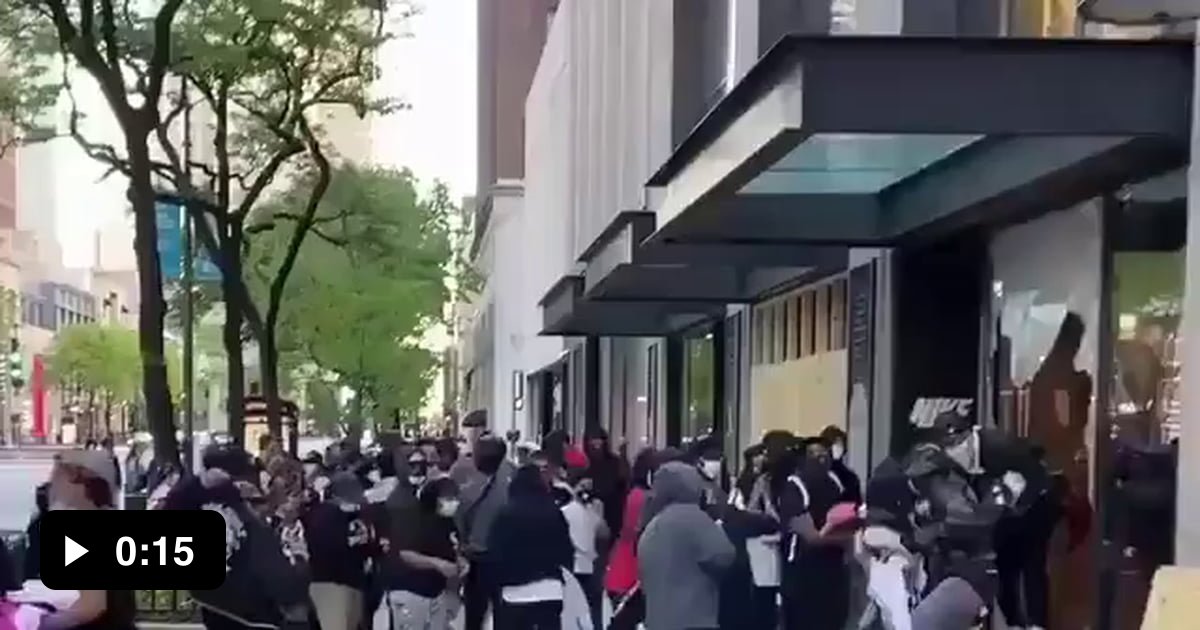 Protesters ransack nike store in chicago - 9GAG