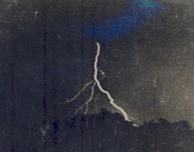 The world's first photograph of lightning, taken in 1882 - 9GAG