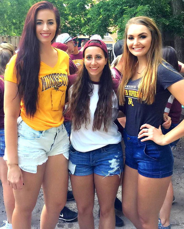 The Girl In The Middle Is 6ft Tall 9GAG The Girl In The Middle Is 6ft Tall 9GAG