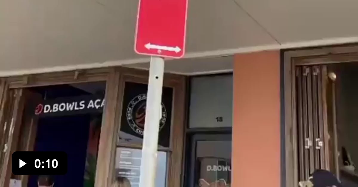 Just a cockatoo stopping for his morning croissant - 9GAG