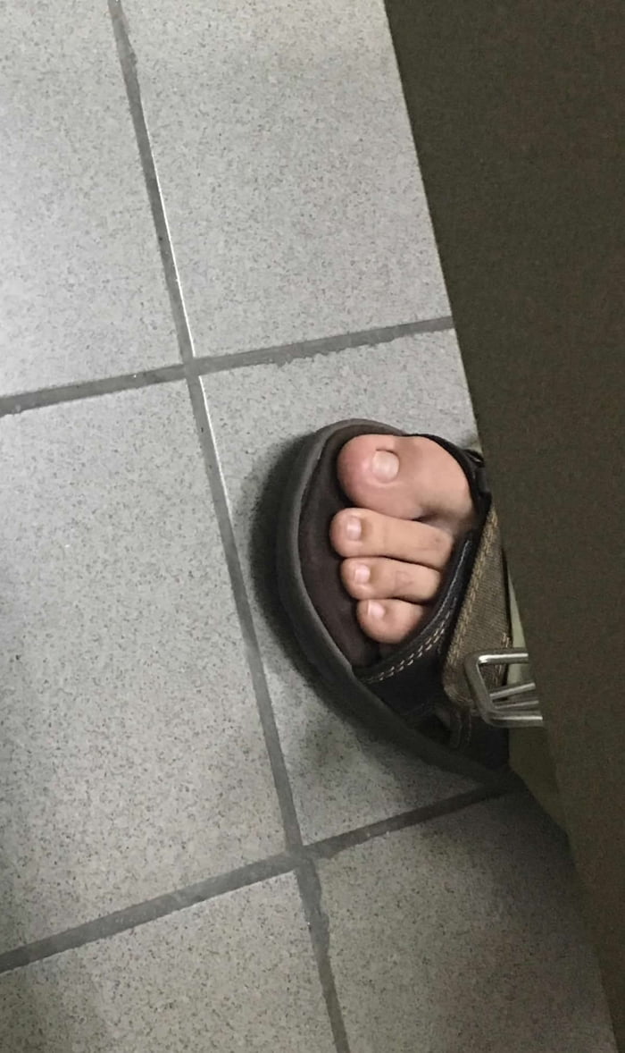 This man pooping next to me has the smallest toenail to big toe ratio I ...