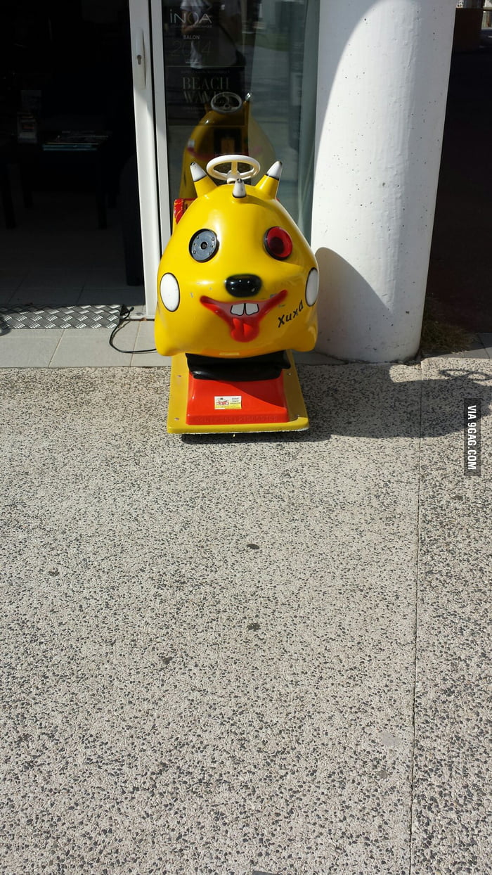 It's supposed to be a friendly Pikachu but it's looks like more a drug ...