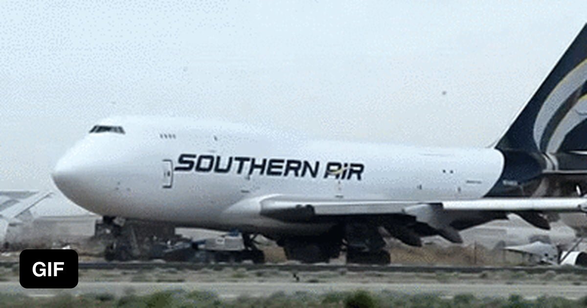 No engine, and with the landing flaps deployed made strong winds move this 747! - 9GAG