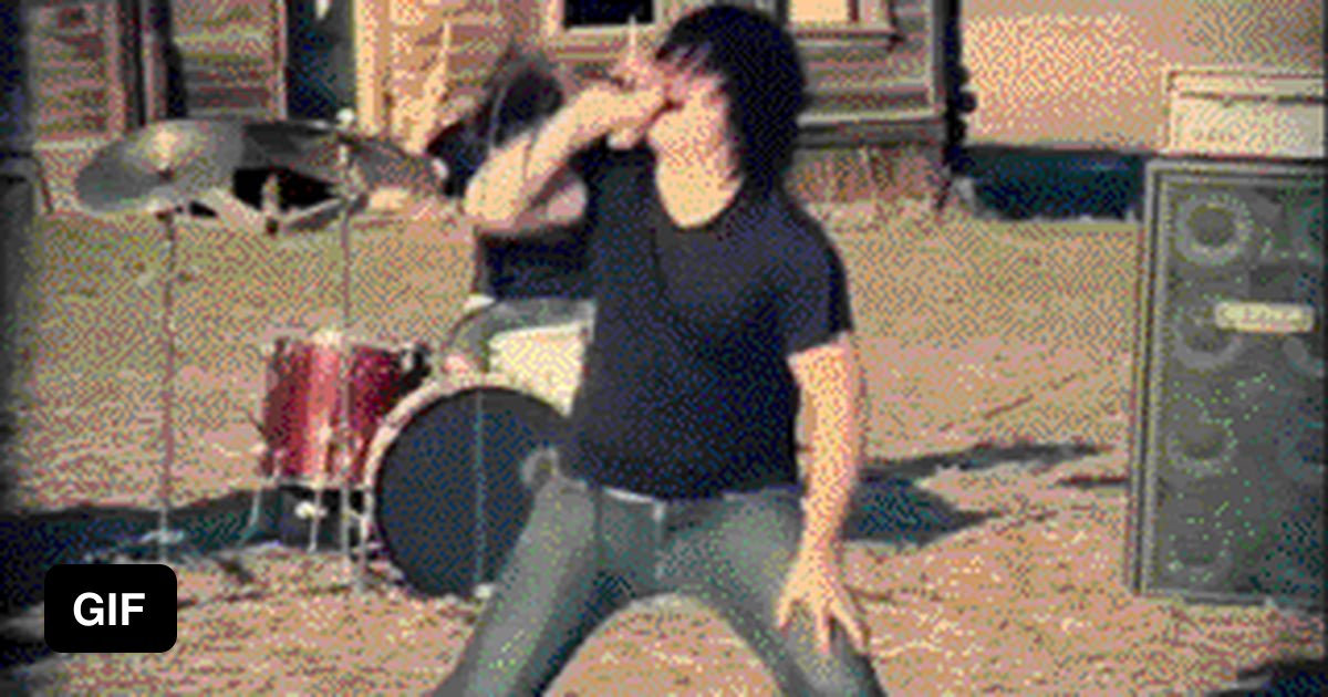 The head banging keyboardist has me crying from laughter - 9GAG