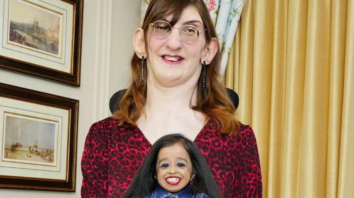 World’s tallest (7 feet 0.7 inches) and shortest (2 feet 0.7) inches ...