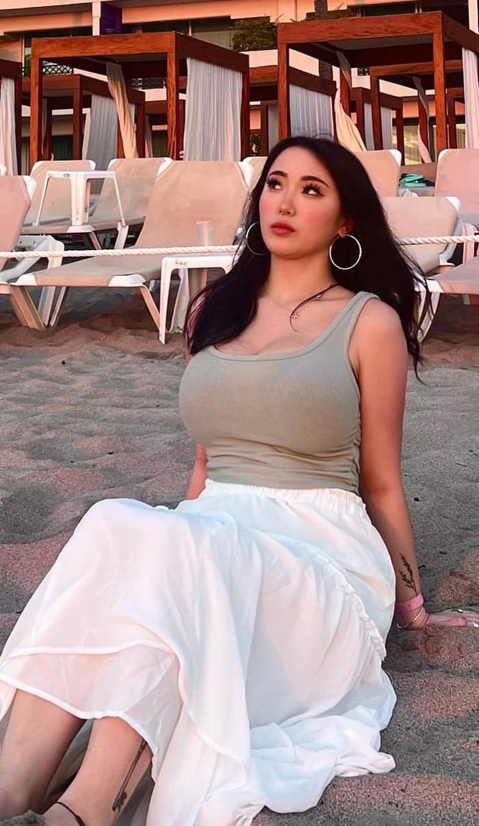 Stretching that top - 9GAG