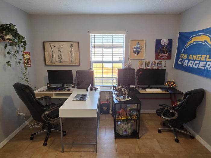 GAMER Husband and wife, one couple 2 total different vibes - 9GAG