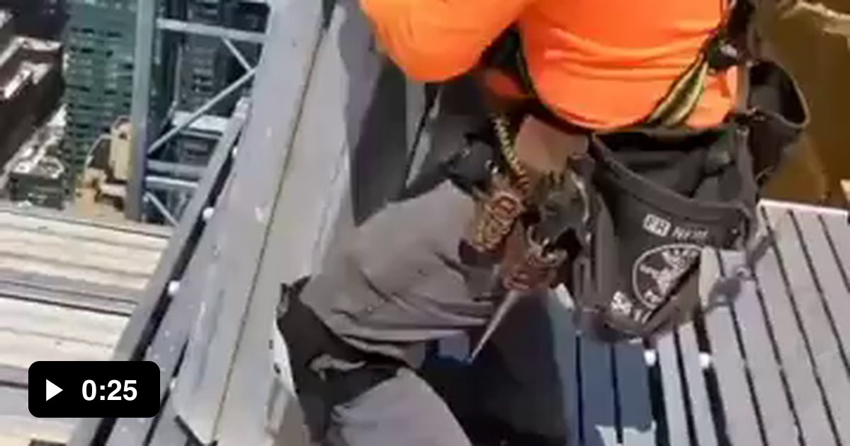 You have to be comfortable with heights to work construction in New York City - 9GAG