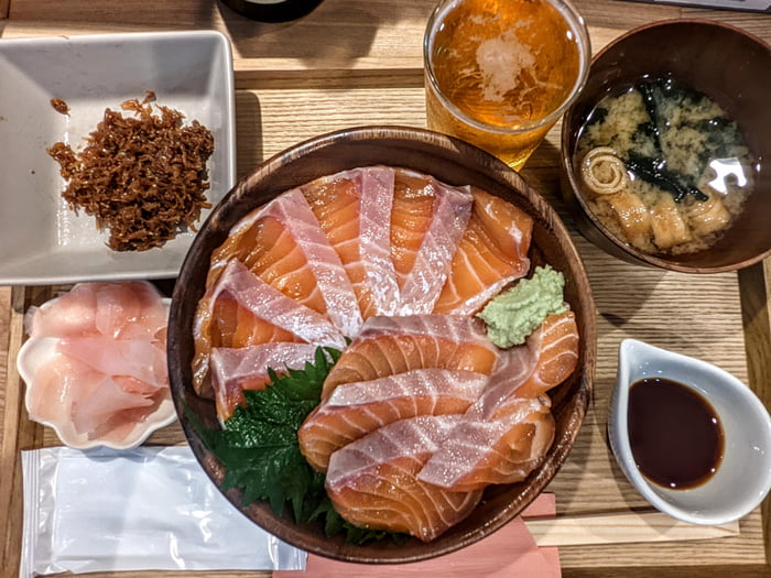 Salmon Don set was only ¥1400 ($8.90) - 9GAG
