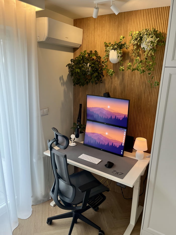 Front-End Developer Desk Setup for #2025 - 9GAG