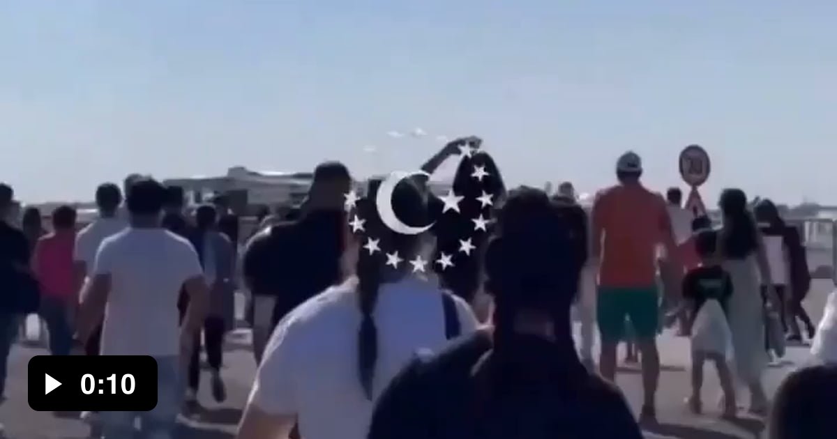 Turkish F16 gives the crowd a close up! - 9GAG