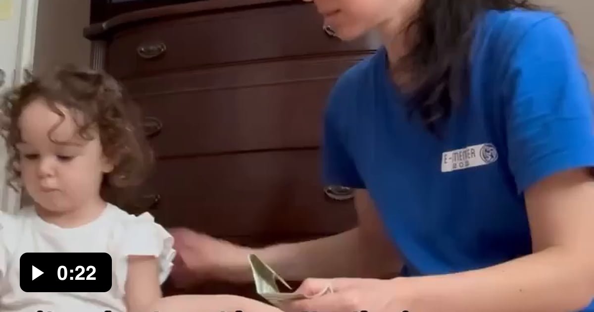 This mom is teaching her deaf daughter how to communicate, and she’s a fast learner! 😂🙌 - 9GAG