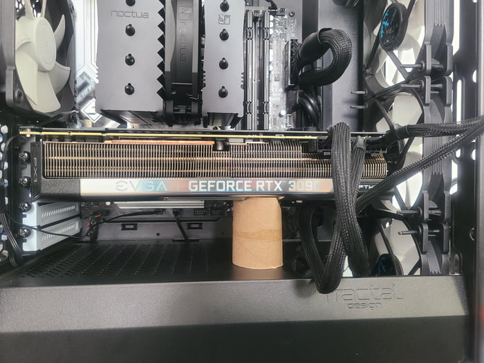 Show me your shitty GPU stands - 9GAG