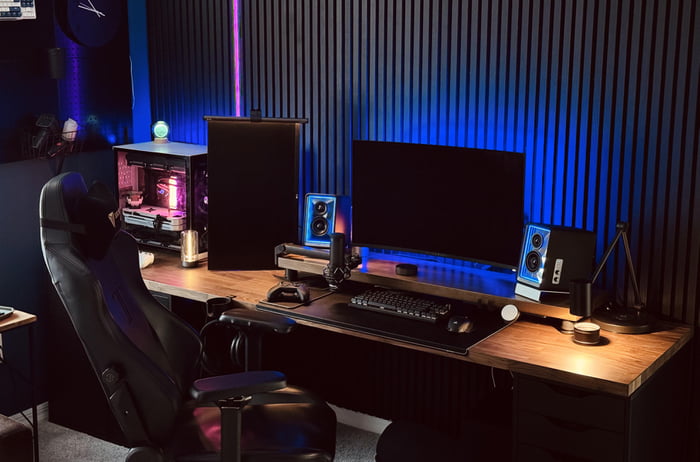 Clean set up means more fps right? Happy Friday! - 9GAG