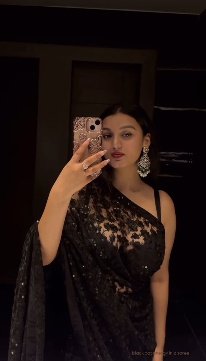 Busty desi in saree - 9GAG