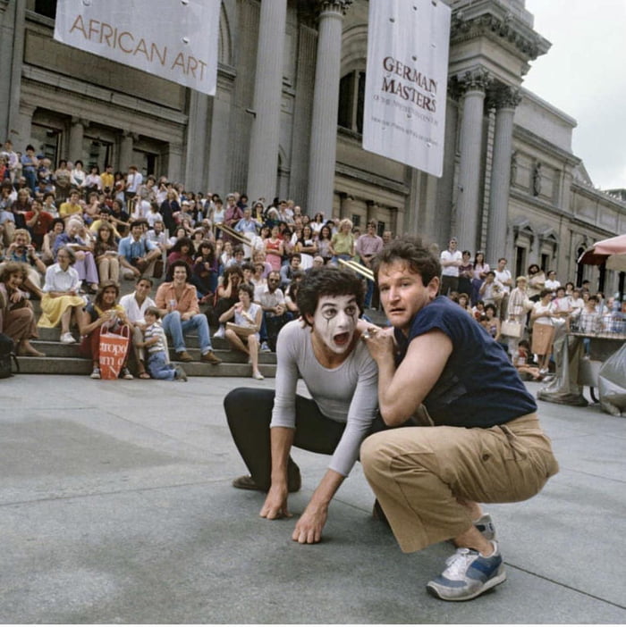 Robin Williams and a mime in front of the Met in 1981. - 9GAG