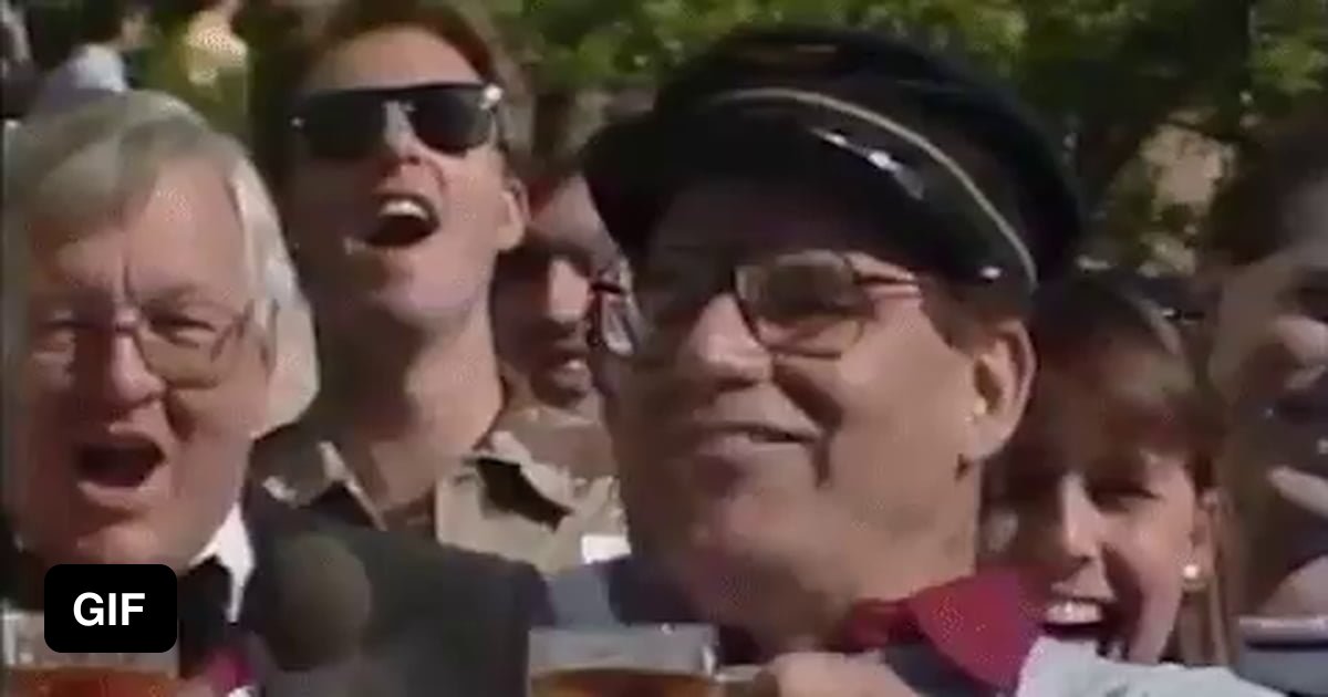 Bill "The Fox" Foster of The Man Show dowing beers. - 9GAG