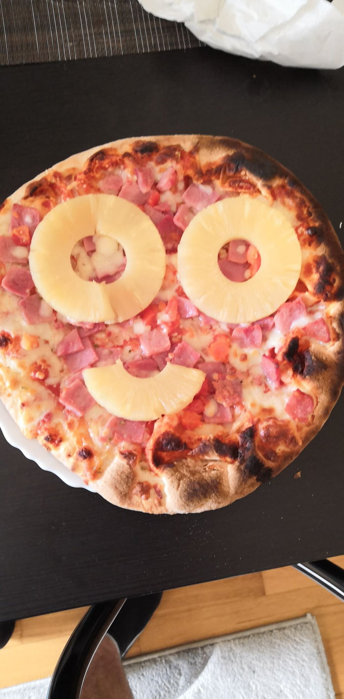 Smiley pizza - 9GAG
