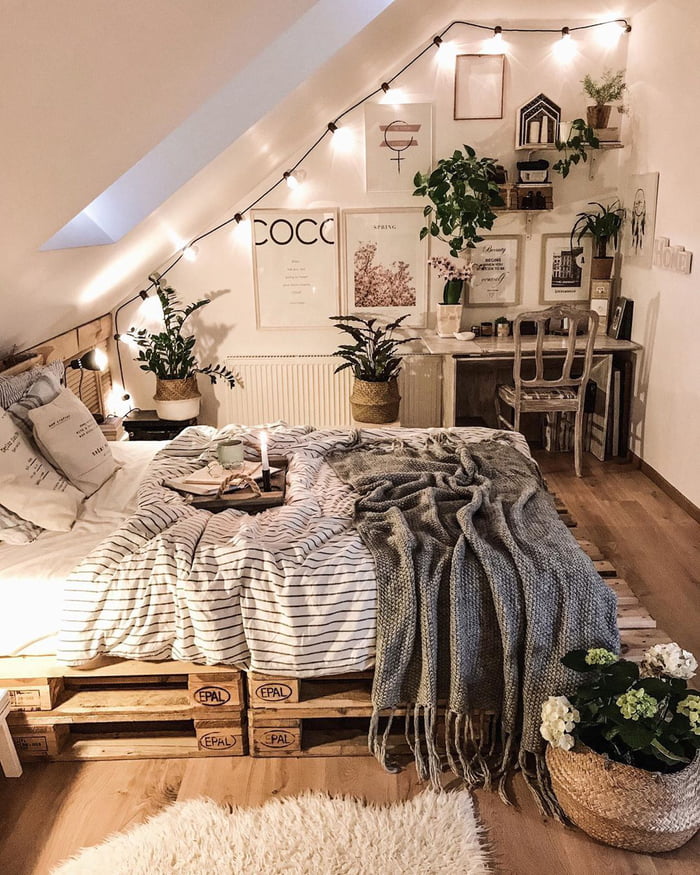 Pallet bed in a cozy room, Poland - 9GAG
