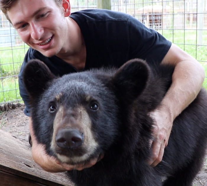 Chandler Kamenesh and a bear - 9GAG