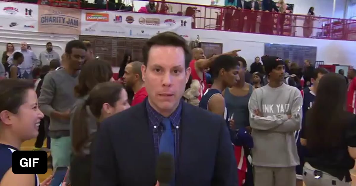 Reporter gets photobombed by Snoop - 9GAG