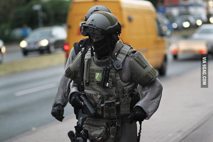 So German police is now using chainmail agains knife attacks - 9GAG
