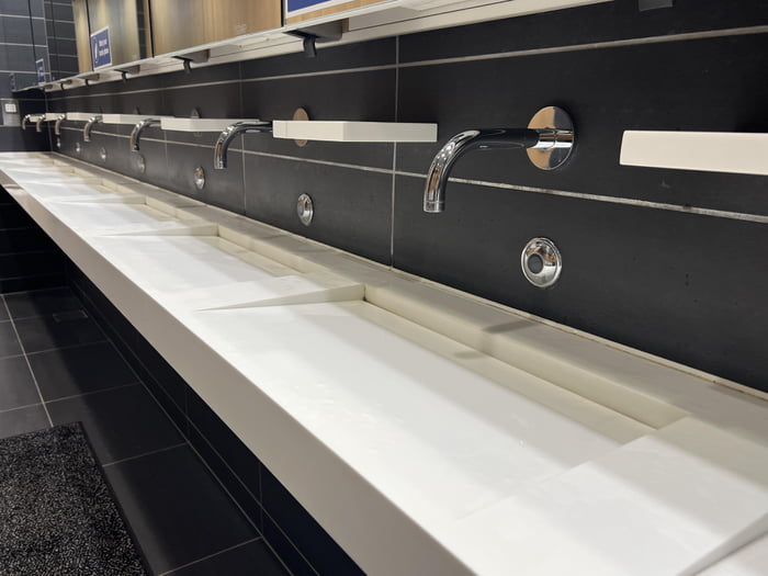 A whole row of the worst possible sink design - 9GAG