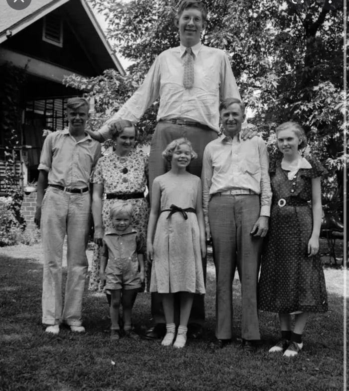 The biggest unit there ever was. 9 foot Robert wadlow and his family ...