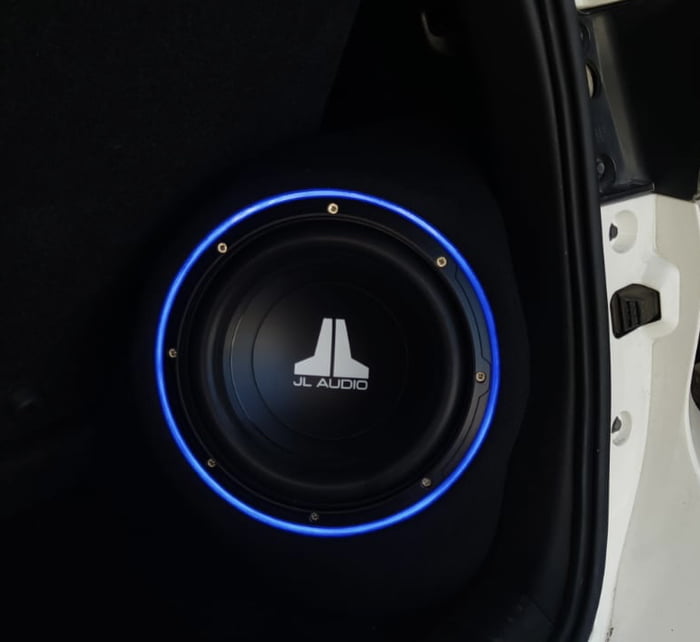 JL Audio sub and enclosure perfectly installed. - 9GAG