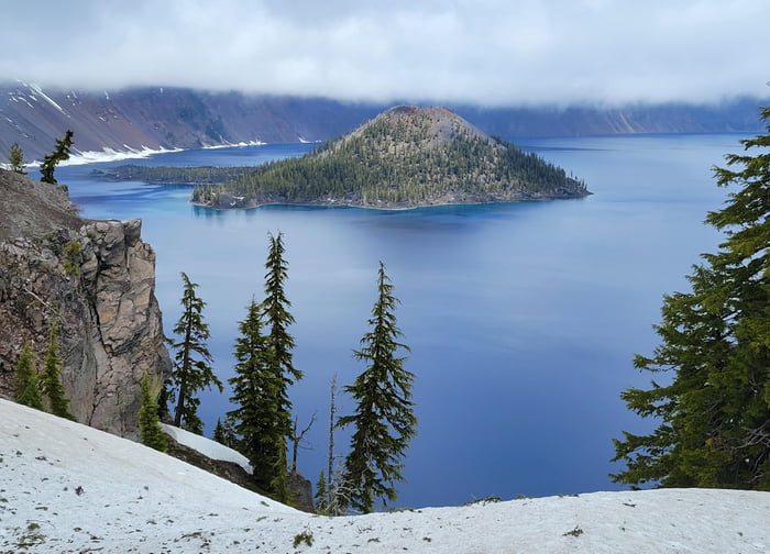 A cloudy, snowy day at Crater Lake, Oregon (3942x2841) - 9GAG