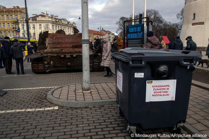 In #Vilnius, a garbage can was placed next to a destroyed Russian tank ...