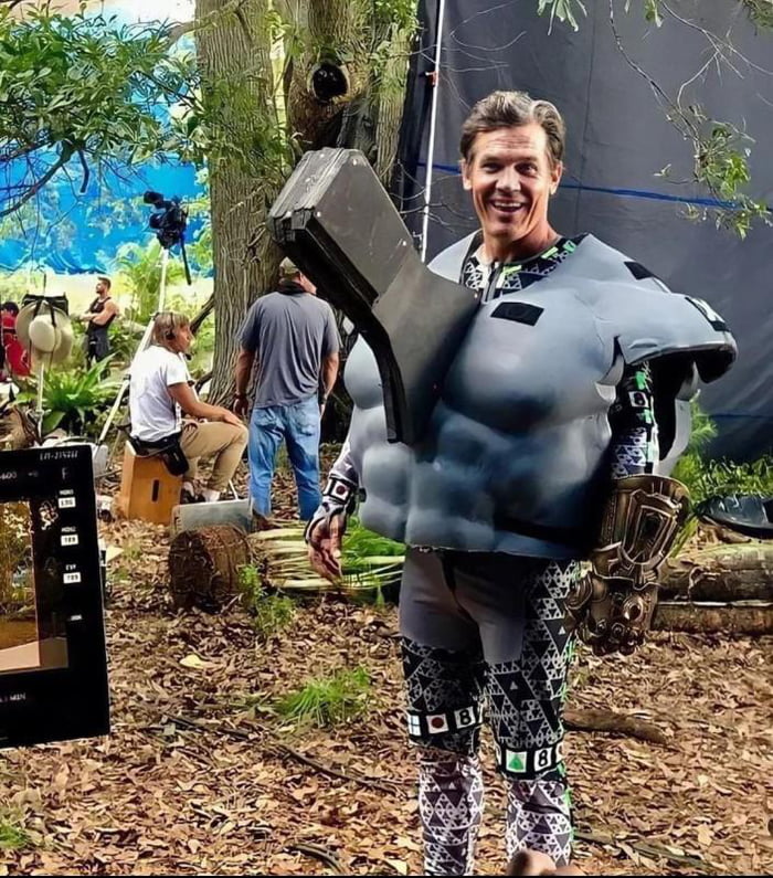 Josh Brolin on the set of Avengers infinity war (2018) - 9GAG