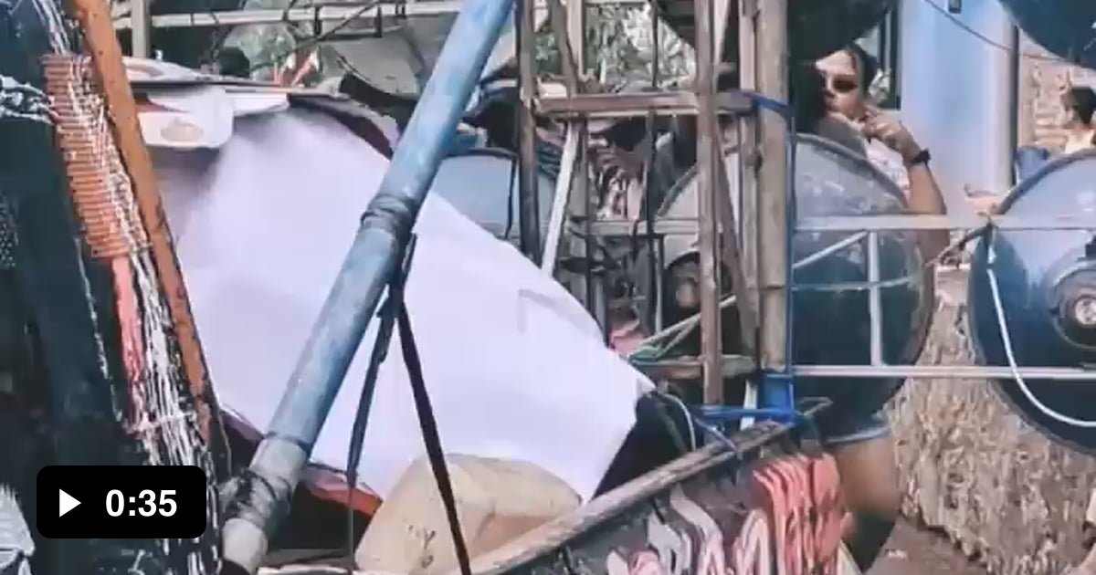 Wayan Jon dan Jowokid, is that you? (fokus celana orange) - 9GAG