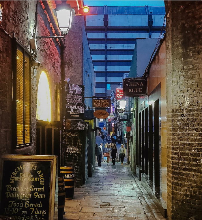 Laneway in Dublin Ireland. - 9GAG