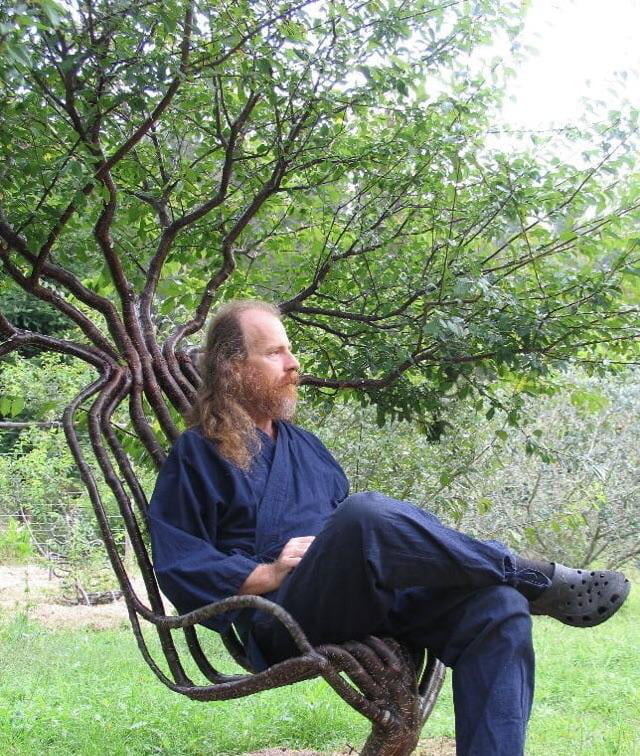 This guy made a tree grow into a chair - 9GAG