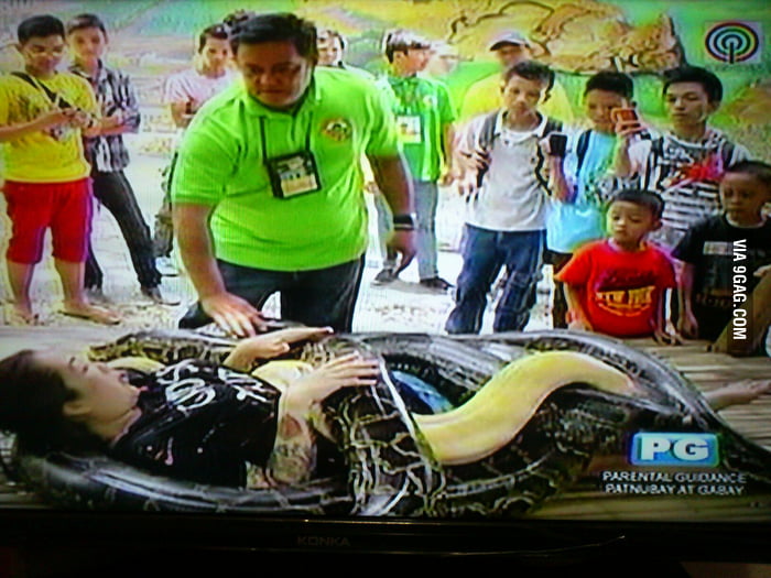 I present to you snake massage in the philippines! - 9GAG