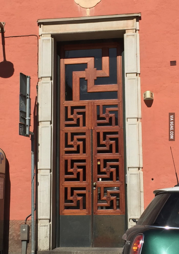 There is something wrong with this front door... - 9GAG