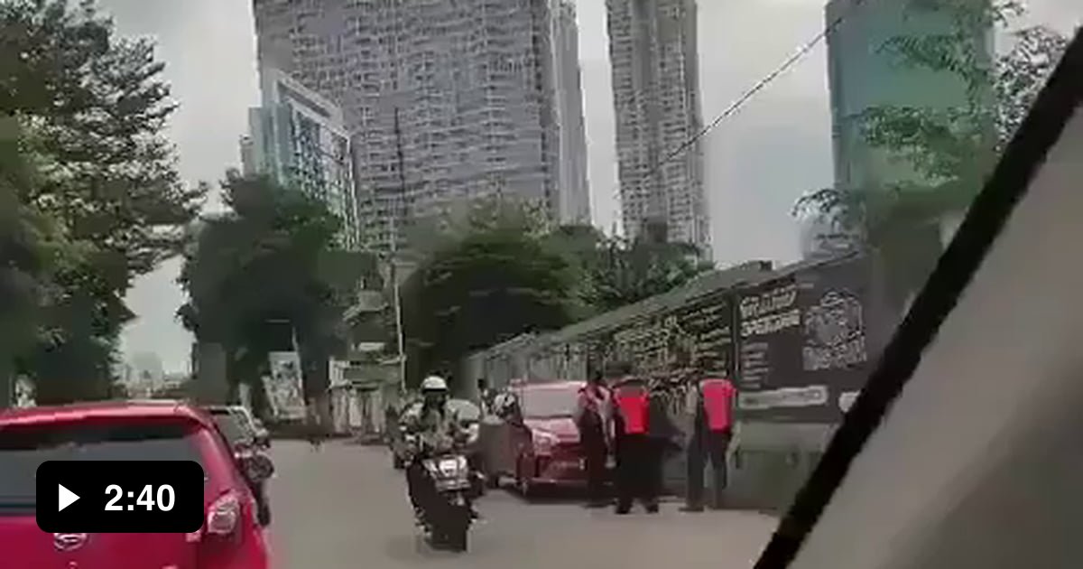 Traffic cop jumps on car hood as Driver takes off - 9GAG