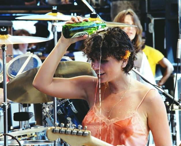 Linda Ronstadt cooling down at Oakland Coliseum in 1977 - 9GAG